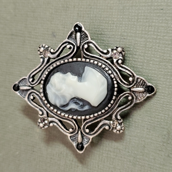 unmarked | Jewelry | Cameo Broach | Poshmark
